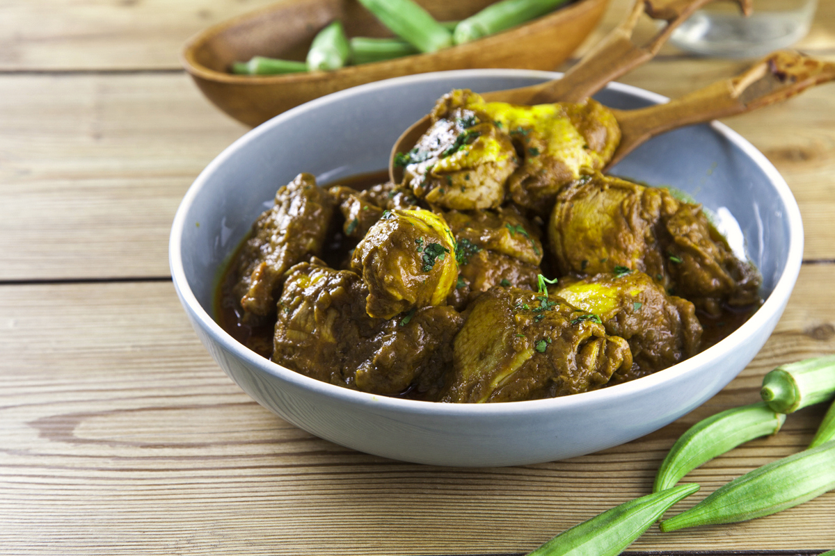 Como fazer a típica moamba de galinha angolana | Conexão Lusófona